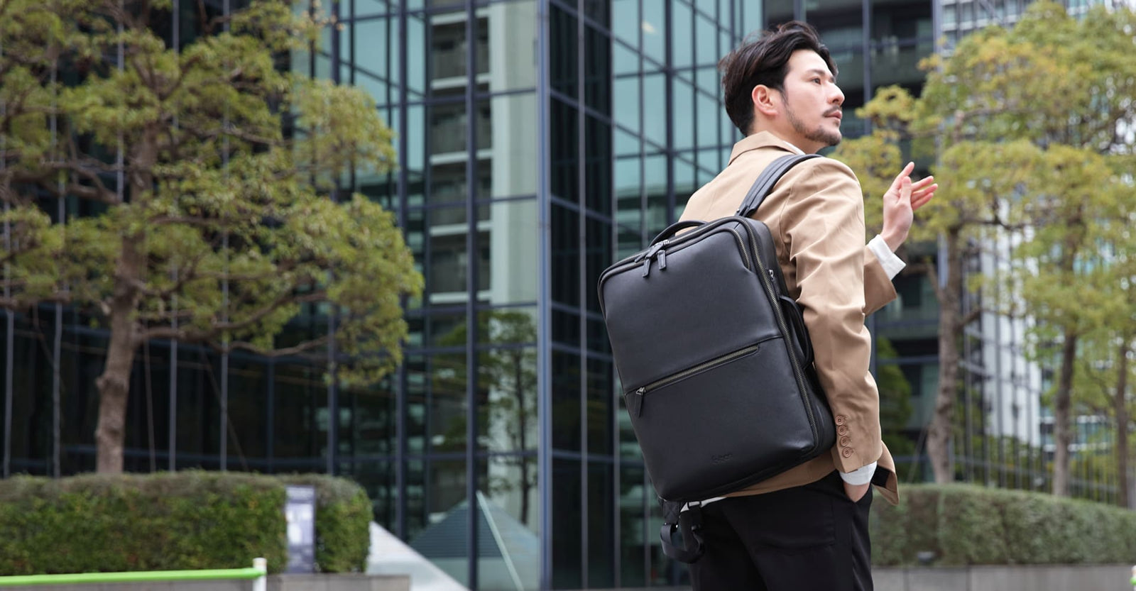 Evoon マルチビジネスリュックレザー・容量18L~拡張時28L【送料無料・3営業日以内に発送】